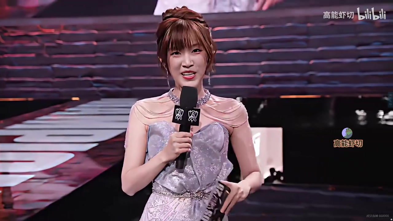 Tian与Yagao看uzi颁FMVP：uzi跟faker同台 这画面真有点夸张！-直播吧