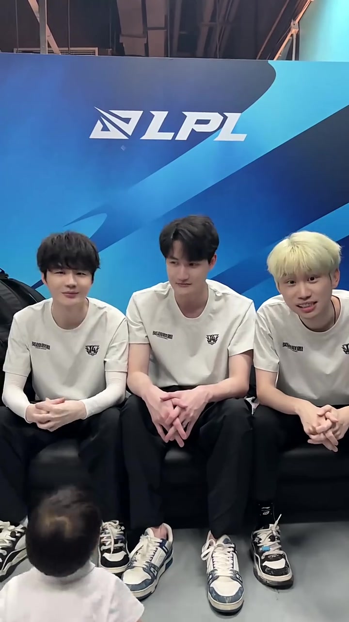 Doinb与Crisp&Karsa合拍视频：当LPL选手遇到少女时代GEE-直播吧