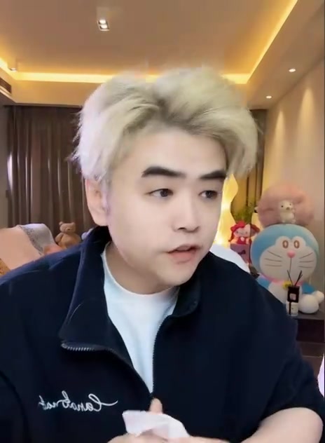 朱开：Jiejie去不去WBG不知道 但是WBG缺打野，Tian确定不在WBG打-直播吧